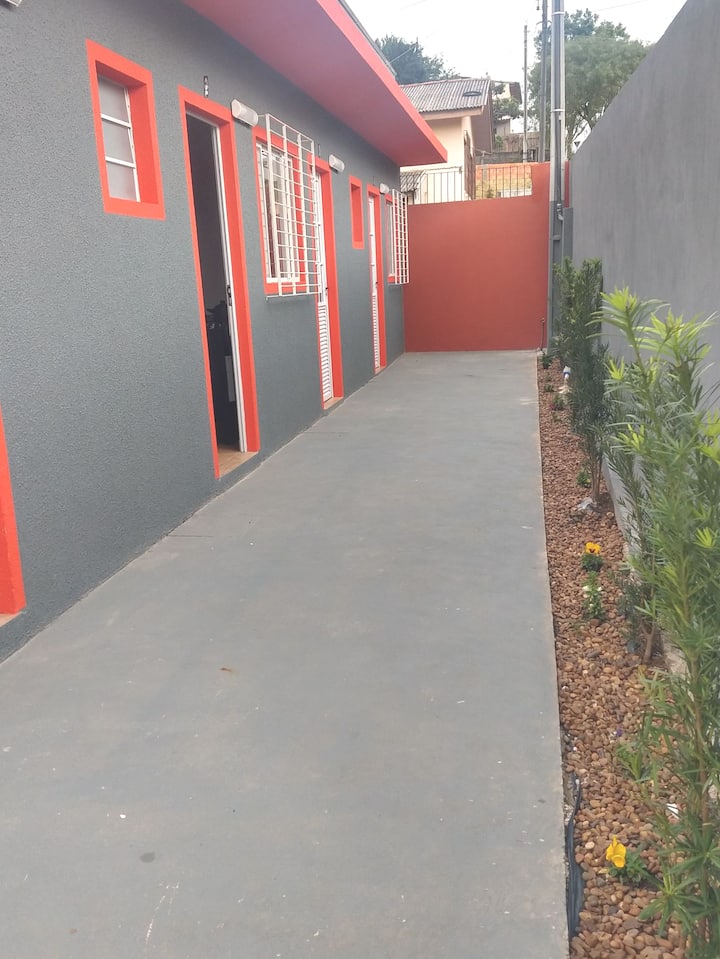 Lindas Kitinetes Completas Próximas Ao Centro De Pg Em Condomínio Para Trabalhadores, Local Seguro Com Estacionamento Individual. - Ponta Grossa