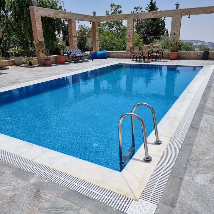 Spacious 8-br Farmhouse With Pool In Amman, Jordan - Ammán