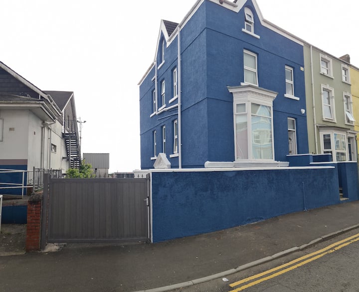 9 Bedroom House A Stones Throw From The Beach! - Pays de Galles