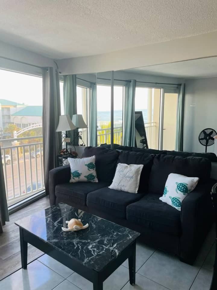 Oceanfront 1br Condo, Stunning Views & Pool Access - Daytona Beach