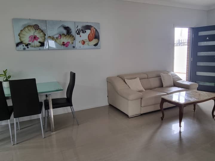 Entire (No Sharing) 2 Bedroom Granny Flat@ Thepark - Liverpool