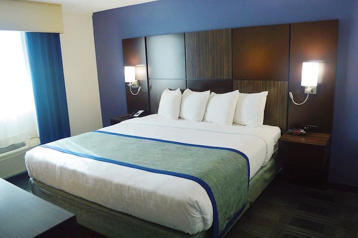 Accessible Room With 1 King Bed - Woods Hole, MA