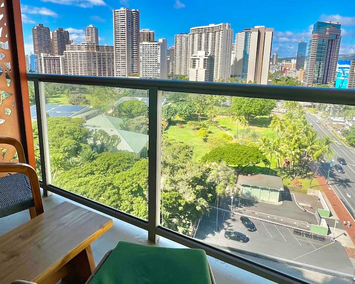 Luana Waikiki W/ Kitchen And Park Views - Honolulu, HI