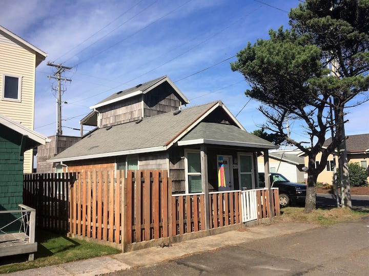Little Cabin In The Heart Of Rockaway Beach - Rockaway Beach, OR