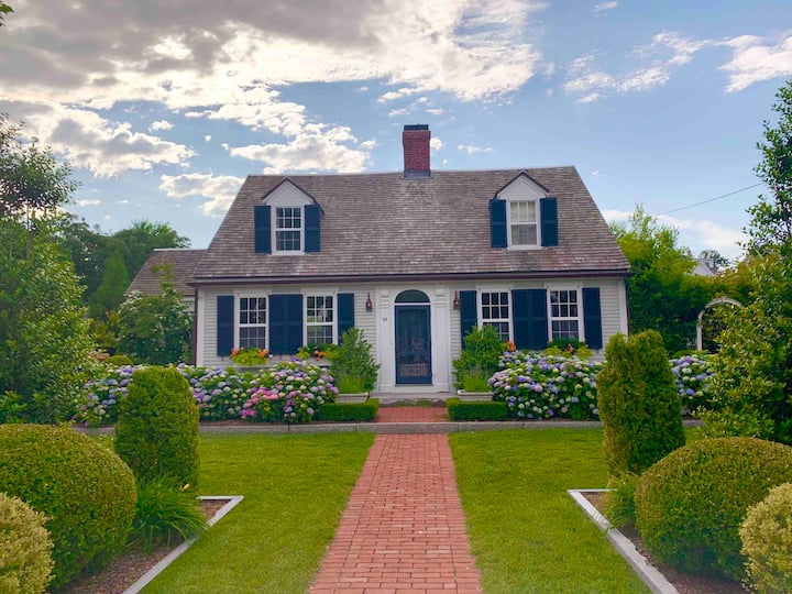 Luxurious Antique Waterfront Cape - Provincetown, MA