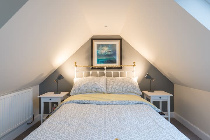 Lovely King Size Bedroom With Cathedral Views - Inverness