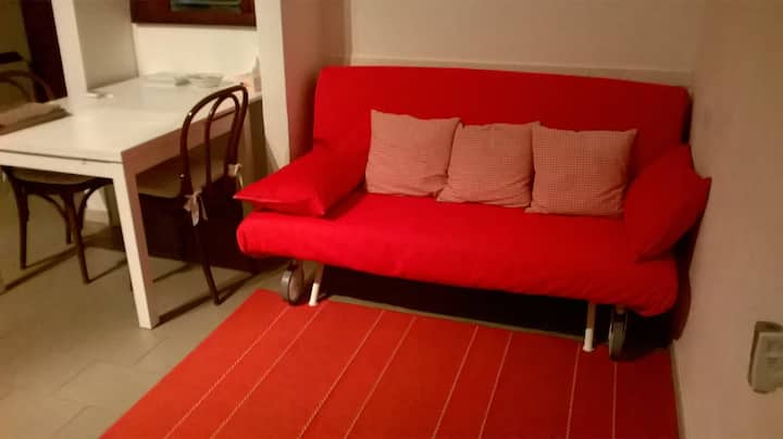 Posti Letto/bilocale/ 45mq. In Zona Centrale - Vercelli