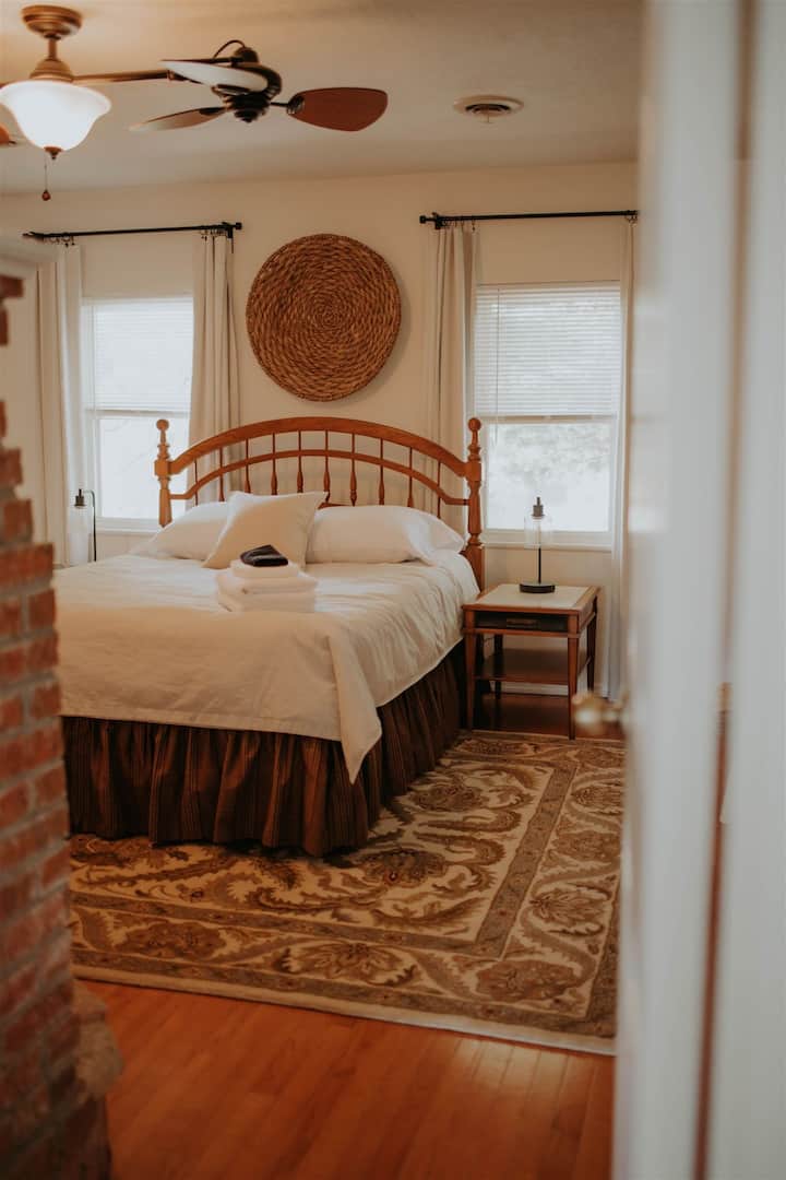 Eclectic Cozy Main Street Home - Canal Winchester, OH