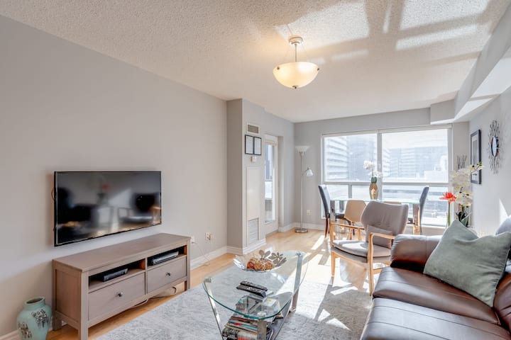 1 Br Downtown Condo, Sleeps 4 W/parking - Toronto