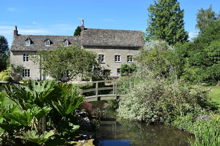 Cotswold District Holiday Rentals & Homes - England, United Kingdom ...