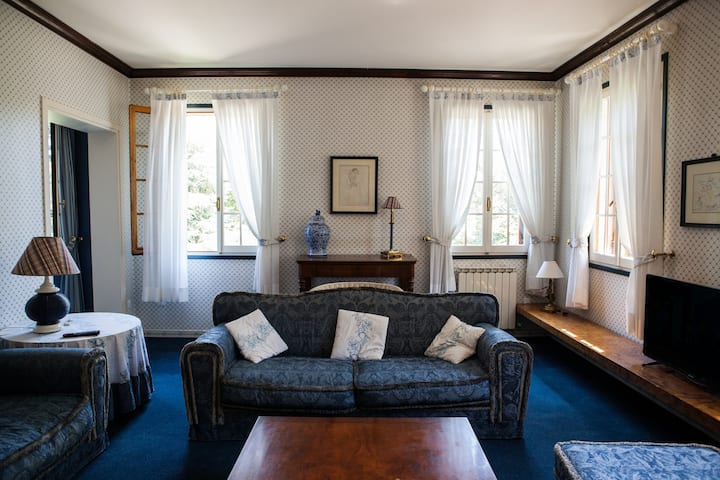 White And Blu House In Venice - Venedig