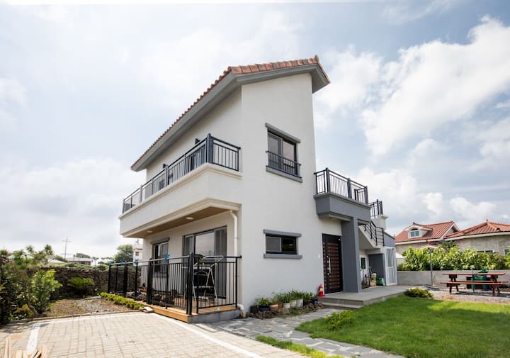 주변에 곽지,협재해수욕장이 있는 조용한곳이에요. 제주도로 놀러오세요^^ - Jeju