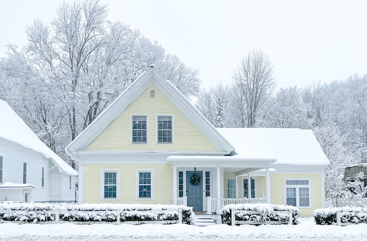 Mountain View Foliage & Ski Spacious Escape - Woodstock, VT