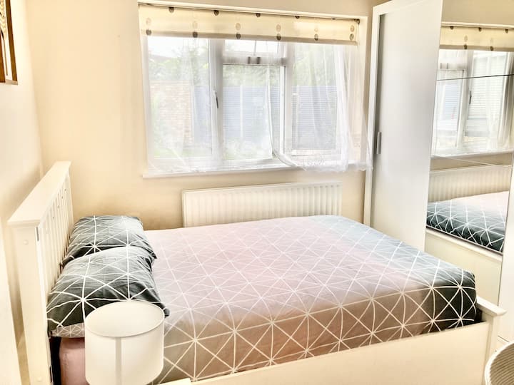 An En-suite Bedroom With A Kitchenette - Epsom