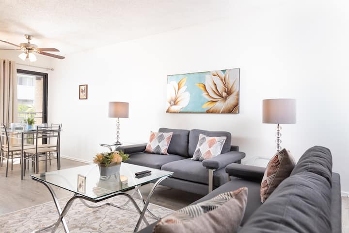 Vibrant Hollywood Studio - Fully Furnished - Hollywood, CA