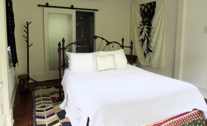 Sun Drenched Suite In Starland District - Savannah, GA