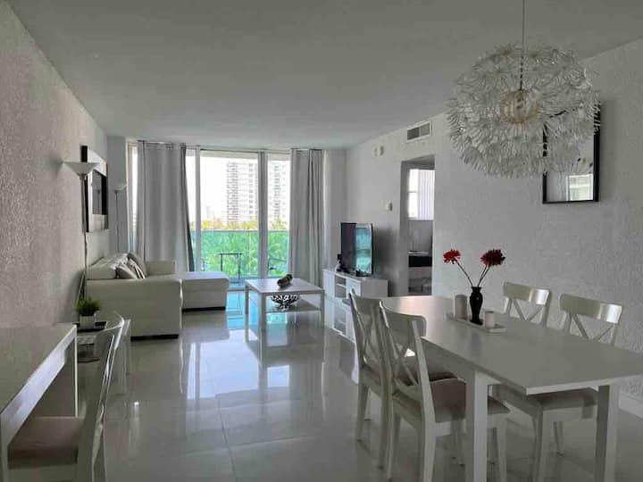 Gorgeous 1 Bedroom, Like New !! - Hallandale Beach, FL