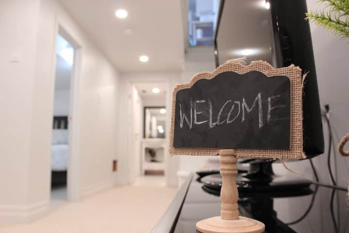 Bright Apt: Free Street Parking, Wifi & Cable - Toronto