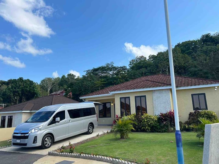 Honey’s 3bedroom Luxury Villa W/pool A/c & Tvs - Ocho Rios