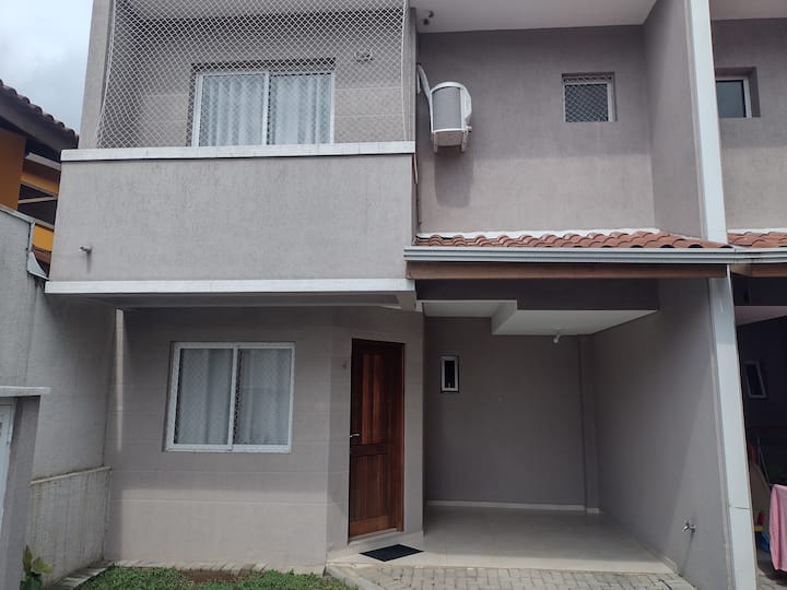 Sobrado 4 Das Américas.
Confortável E Com Garagem - Curitiba