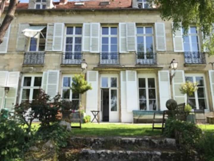 Dans Un Hotel Particulier Senlis - Senlis