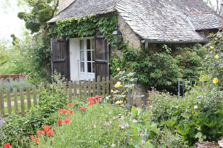 Gîte Avec Piscine, Vallée Du Lot - Espalion