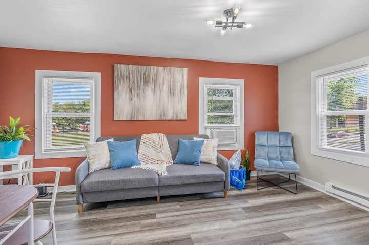 Top Floor Apt. Overlooking Park - Hampton, VA