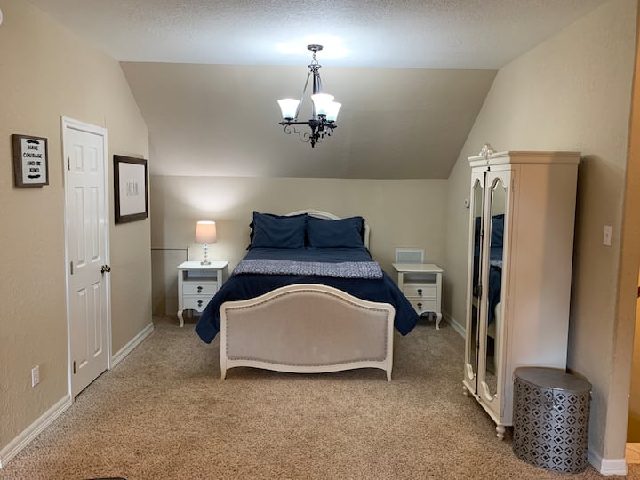 Spacious Upstairs Bonus Room With Full Shower - Lake Jackson, TX