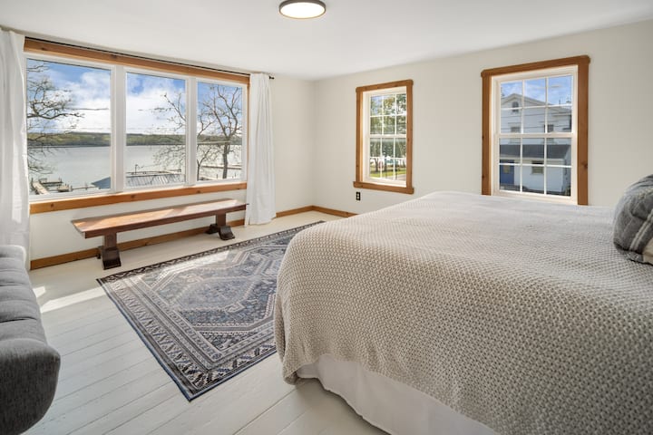 Farmhouse & Cottages At The Cayuga Shoreline - Cayuga Lake, NY