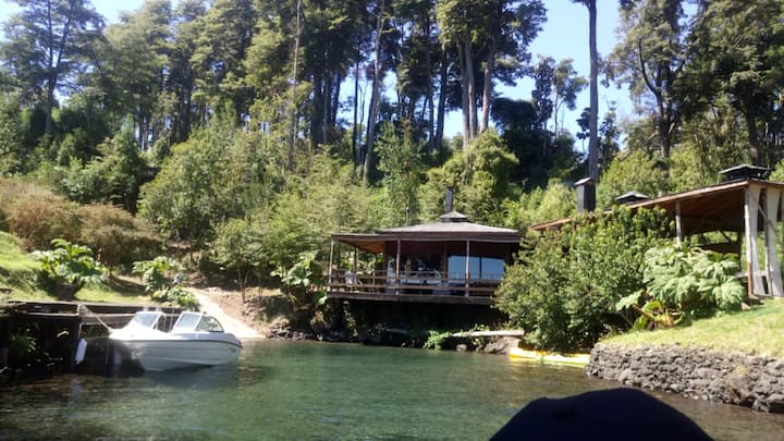 2 Cabañas Y Un Quincho Frente Al Lago
Bahía Catemu - Chile