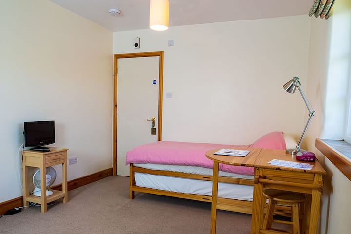 Honeysuckle Barn - Bedroom 2 - Wokingham