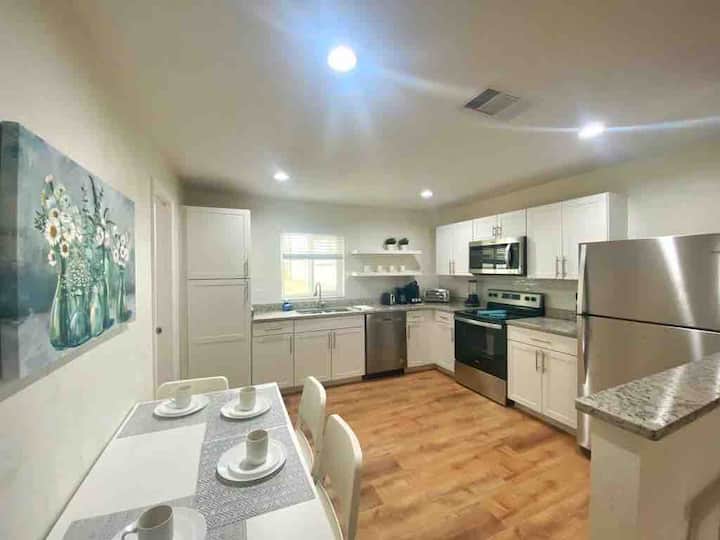 *New*gorgeous Sunshine- 3bd/2ba -Private Backyard! - Port Orange, FL