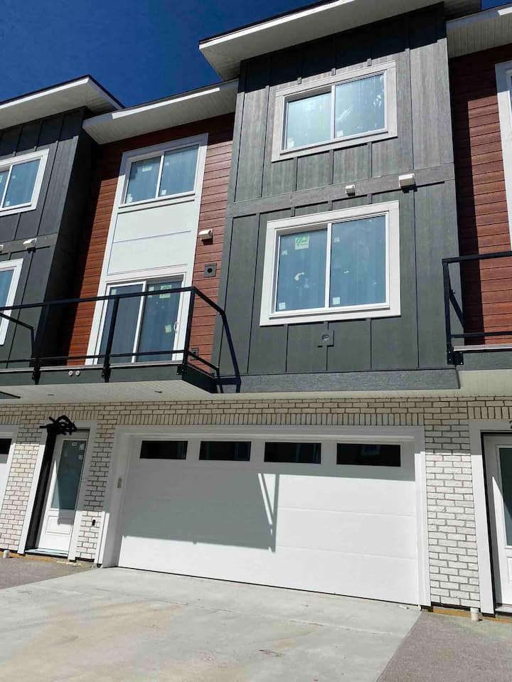 Brandnew 2 Bedroom& 2.5 Bath Townhouse With Garage - Prince George