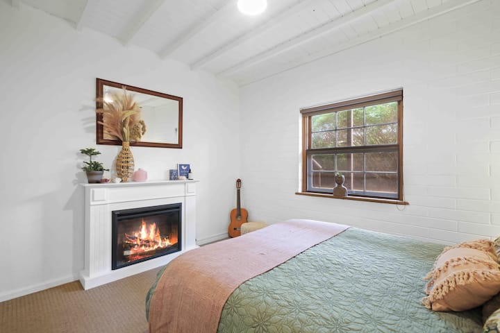 Beachside Retreat Retro Vibes
Cosy Fireplace - Adelaide