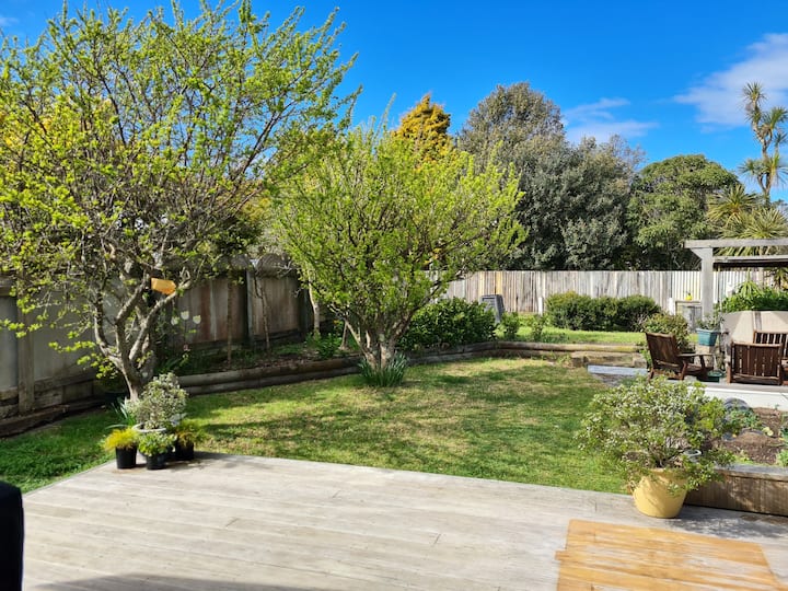 Modern Whānau Space With Large Outdoor Area. Feel Relaxed As Soon As You Arrive. - Paraparaumu