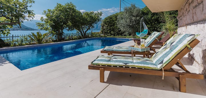 Ferienhaus Am Strand, Villa Radanovic, Mit Pool Und Meerblick An Der Bucht Von Kotor - Kotor