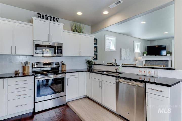 Clean & Quiet, Private Bath, Garage Parking - Boise, ID
