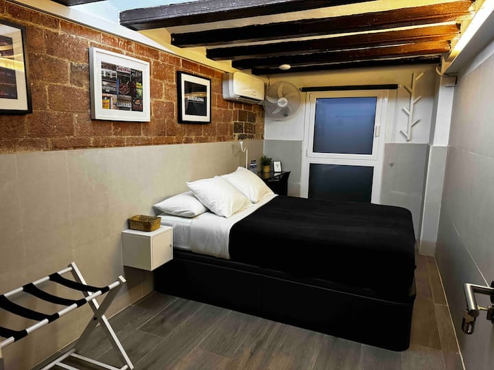 Double Room With Private Bathroom. Heating - Badalona
