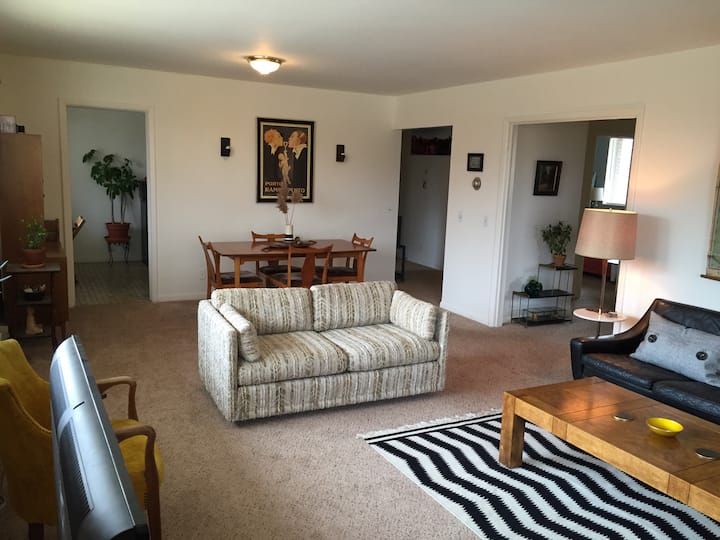 Relaxed, Cool, & Comfortable. Private Bathroom - Rochester, NY