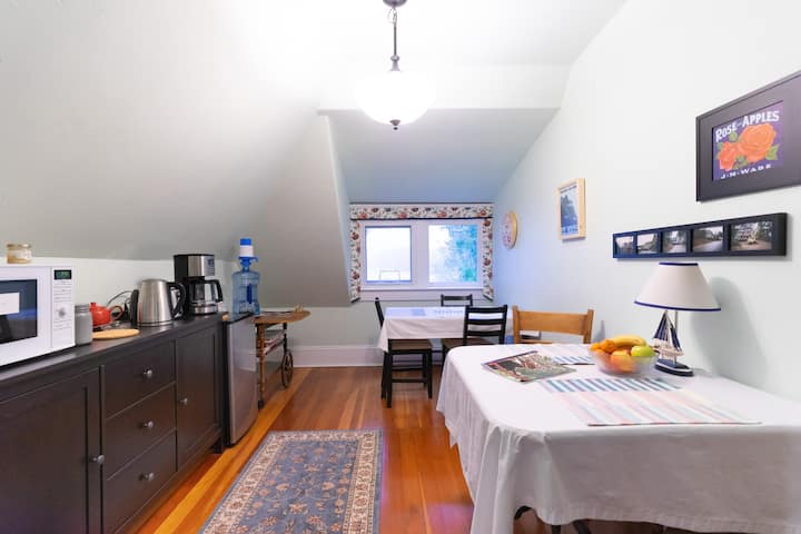 Nosy Point Bed And Breakfast - The Admiral's Room - Pender Island