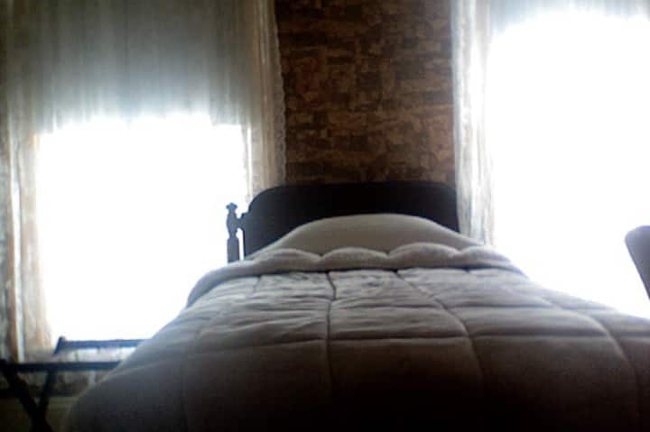 Victorian Vacation (The Twin Room) - Maine