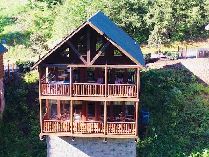 Bear Paws Mountain Chalet Incredible Views! - Pigeon Forge, TN