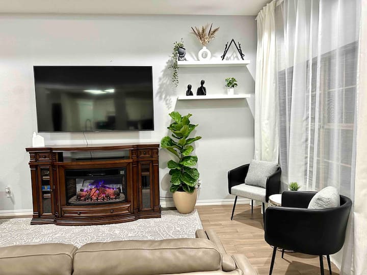 Home Away From Home! Open Concept Pool Home - 에덴부르그