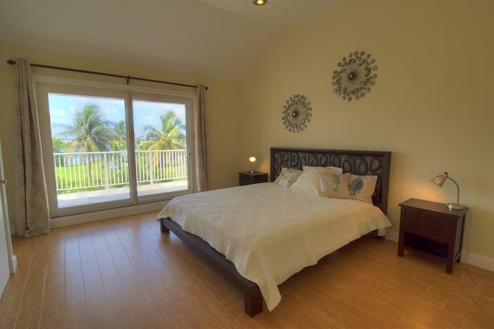 Near Atlantis: Modern Decor 3 Bdrms - ナッソー
