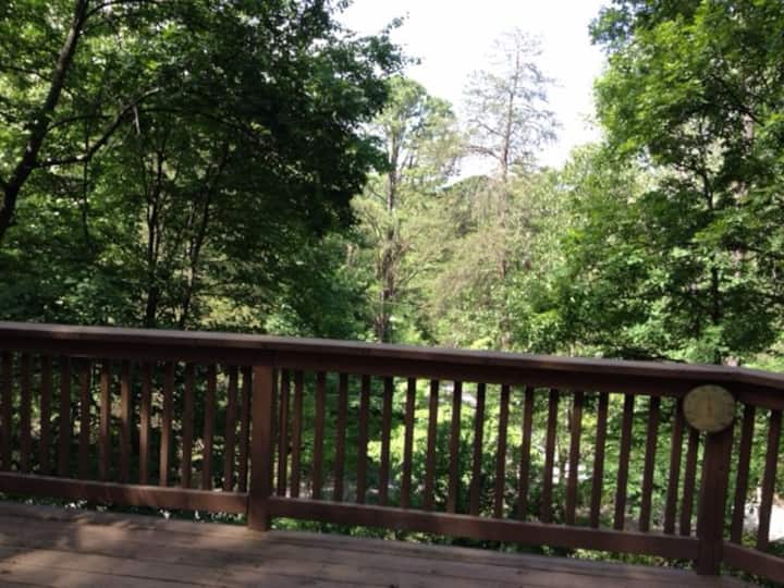 Treehouse, Amazing Deck View, Nearby River Access - Stanley, VA