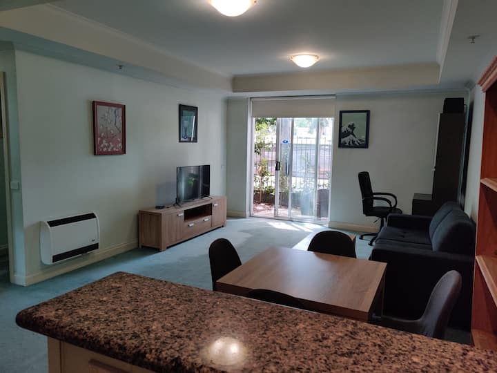 Lovely One Bedroom Cbd Apt, W. Carpark & Courtyard - Melbourne