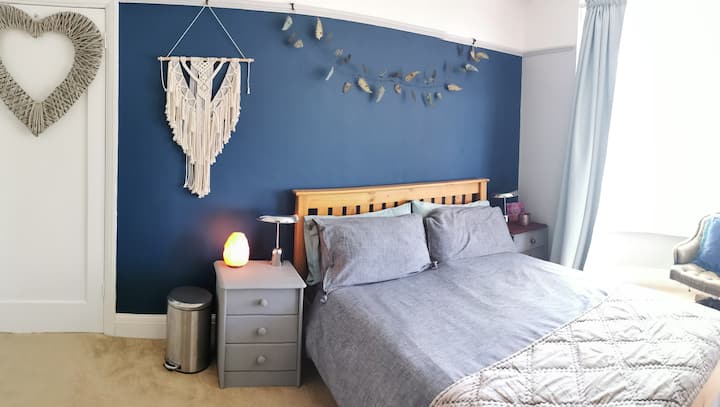 Large Double Room In Quiet St - Carmarthen