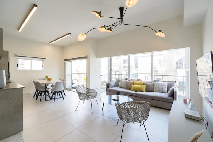 Modern 2bdrm & 2bath - 6 Min Walk From The Beach! - Tel Aviv