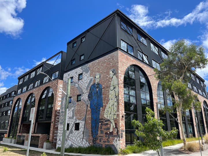 Luxurious 2 Bed + 2 Bath Woolstore Apartment - Canberra