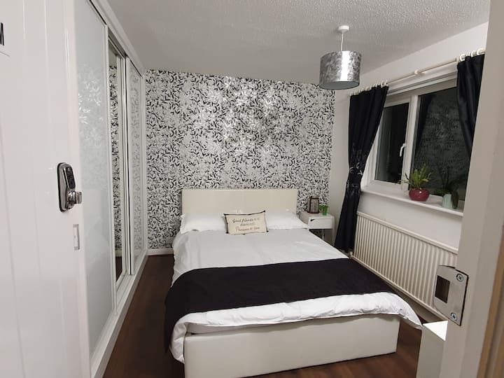 Super Deluxe Double Bedroom Close To Train Station - Aylesbury
